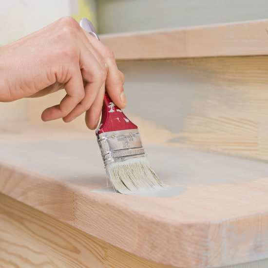 Comment repeindre un meuble en bois vernis